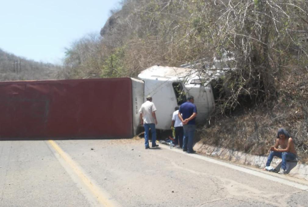En El Limón de Los Peraza, San Ignacio, vuelca tráiler; reportan solo ...