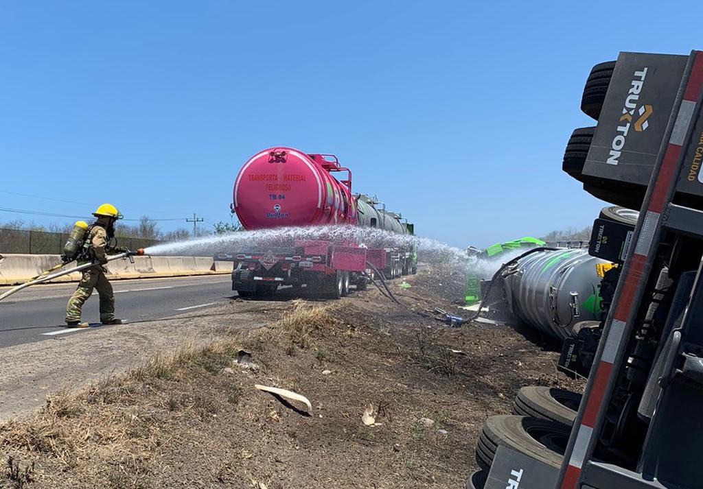 Vuelca pipa con combustible en la Mazatlán-Culiacán; cierran carriles