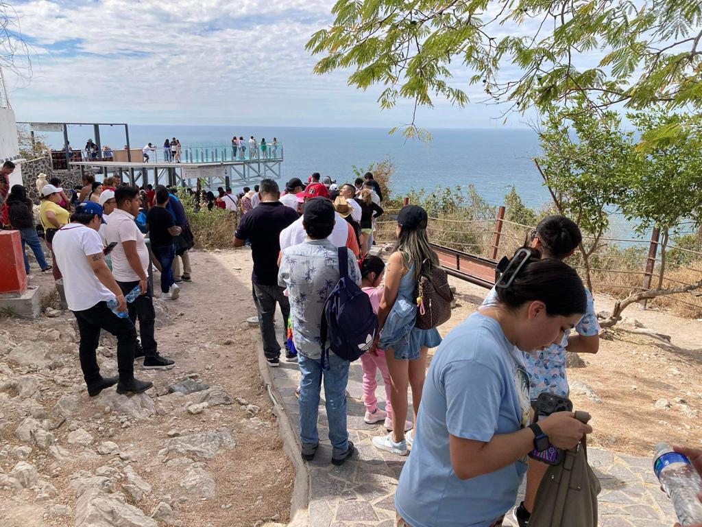 Abarrotan el Faro de Mazatlán; cientos hacen fila para subir los 334 escalones y llegar al ...