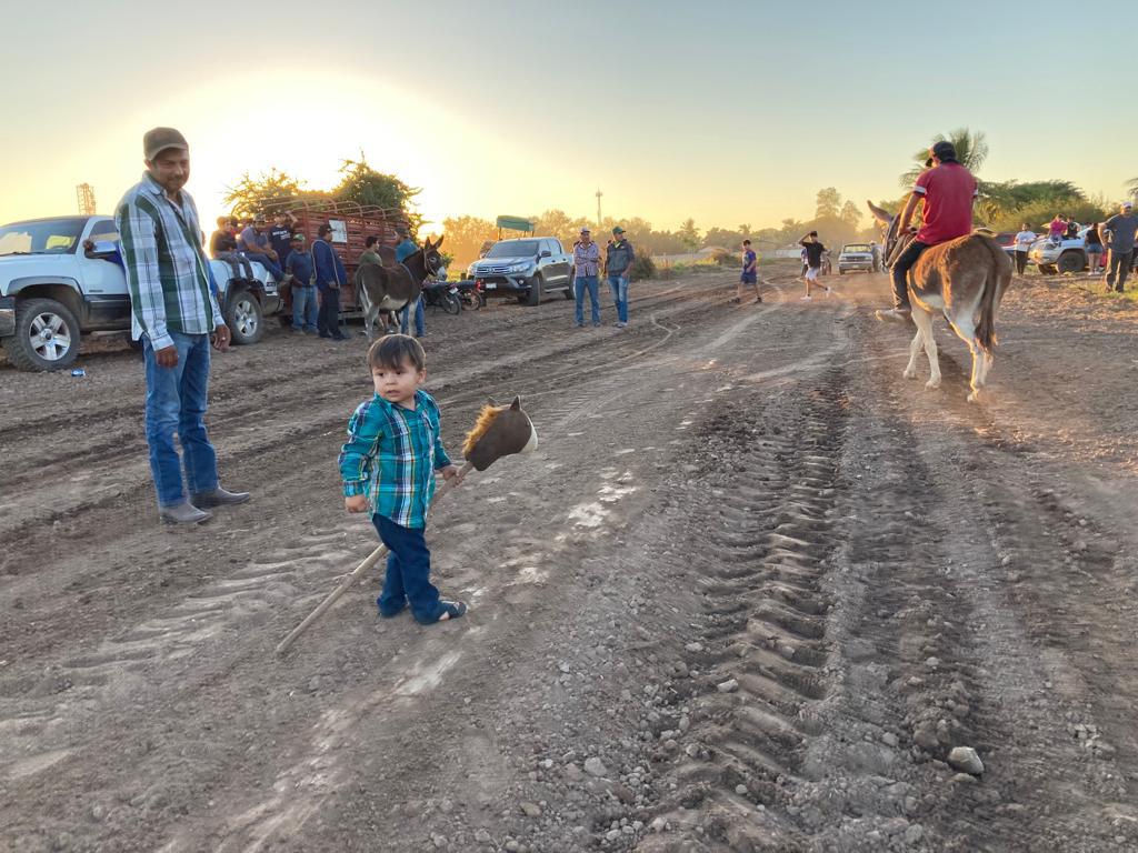Gana Filemón carrera de los burros en Yebavito, en Navolato