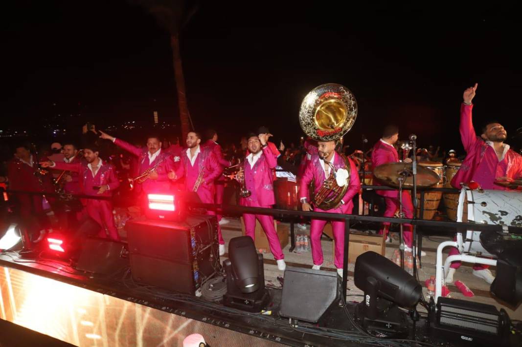 Banda El Recodo y La Adictiva ambientan el desfile del Carnaval de Mazatlán