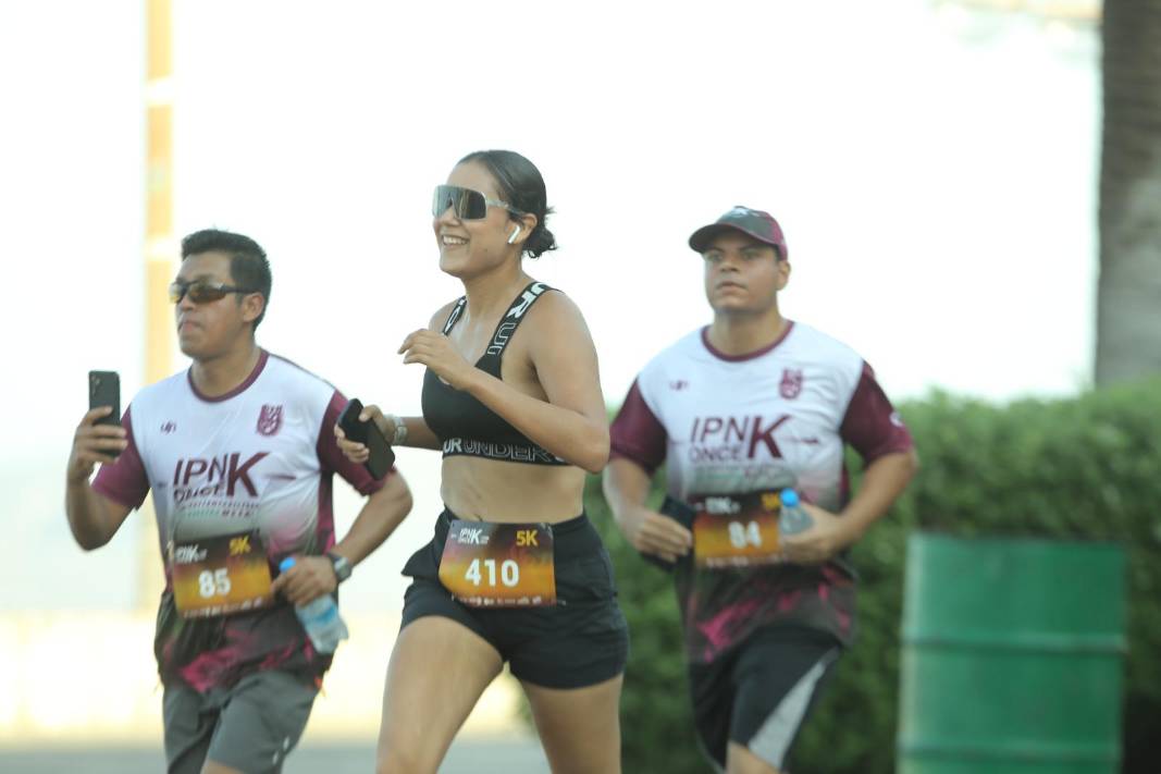 Ana Llorente y Javier Labrador brillan en la Carrera IPN OnceK en Mazatlán