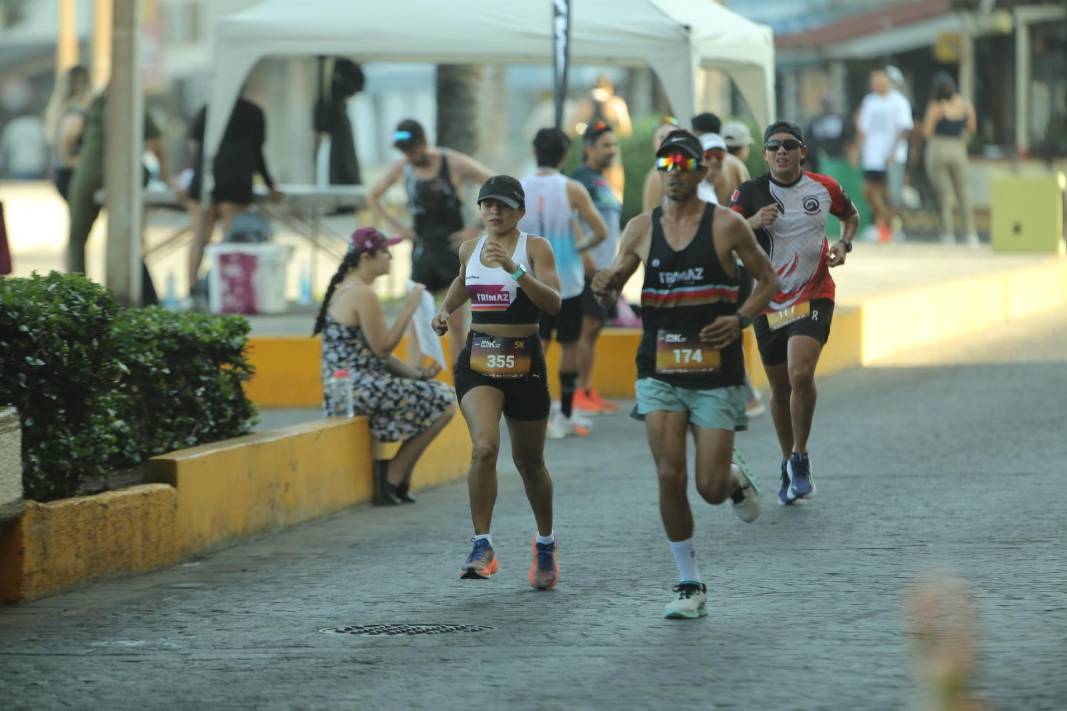 Ana Llorente y Javier Labrador brillan en la Carrera IPN OnceK en Mazatlán