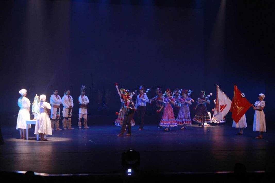 Viven sinaloenses una fiesta llena de color, música y tradición