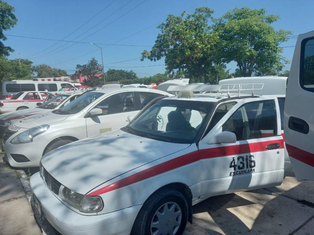 Sanitizan en Escuinapa a taxis y aurigas que ofrecen servicio de pasaje