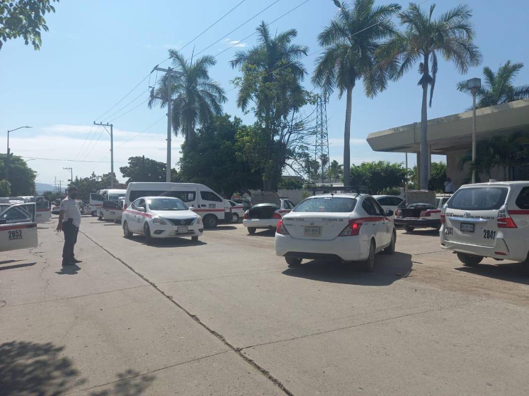 Sanitizan en Escuinapa a taxis y aurigas que ofrecen servicio de pasaje