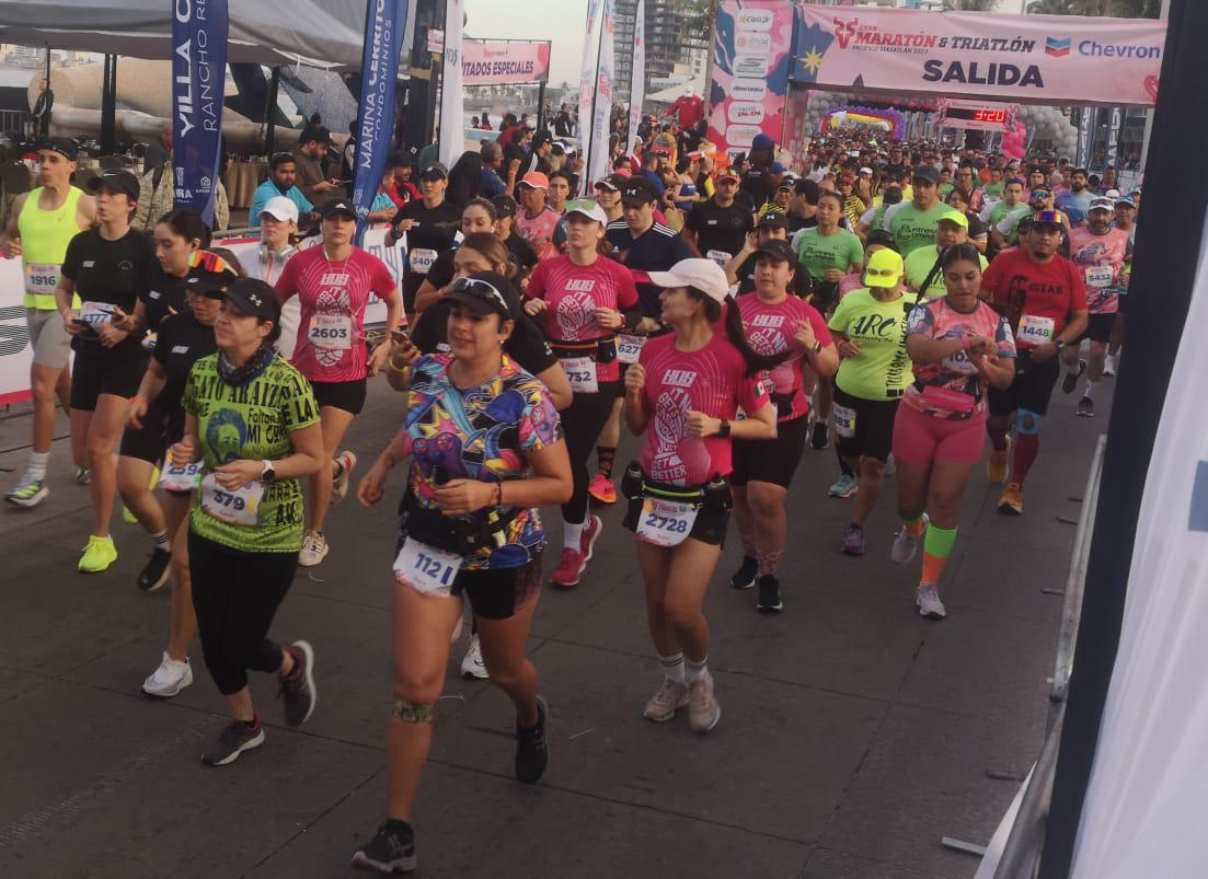 Miles toman el Malecón en el Gran Maratón Pacífico Mazatlán