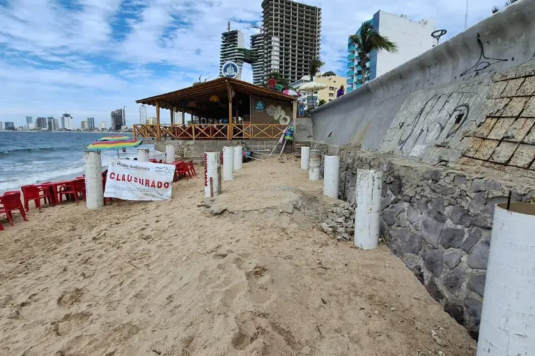 Continúan obras en mega palapa en Mazatlán pese a clausura de Profepa