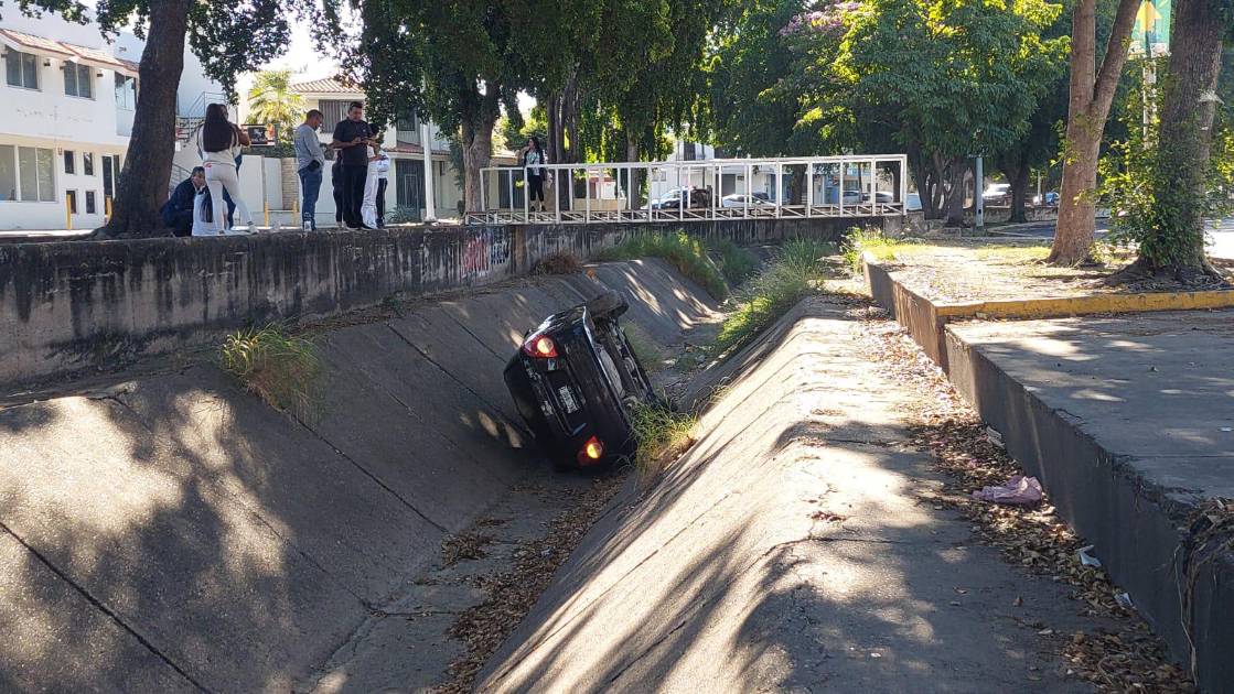 Joven resulta lesionada tras caer auto en canal, en Culiacán