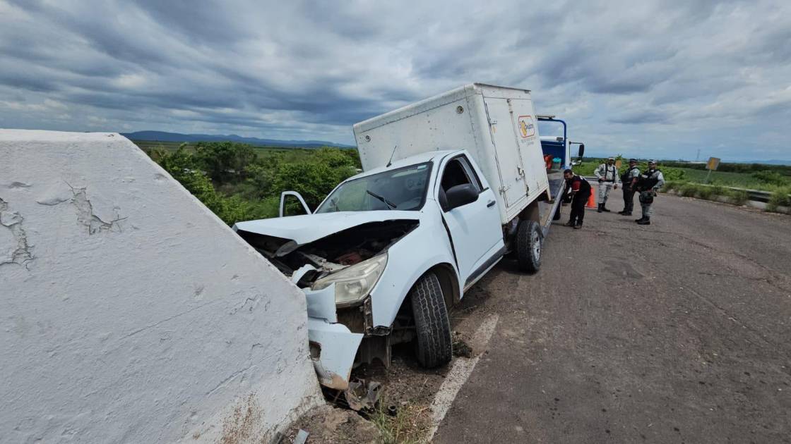 Dos hombres resultan lesionados al impactar vehículo contra muro de ...