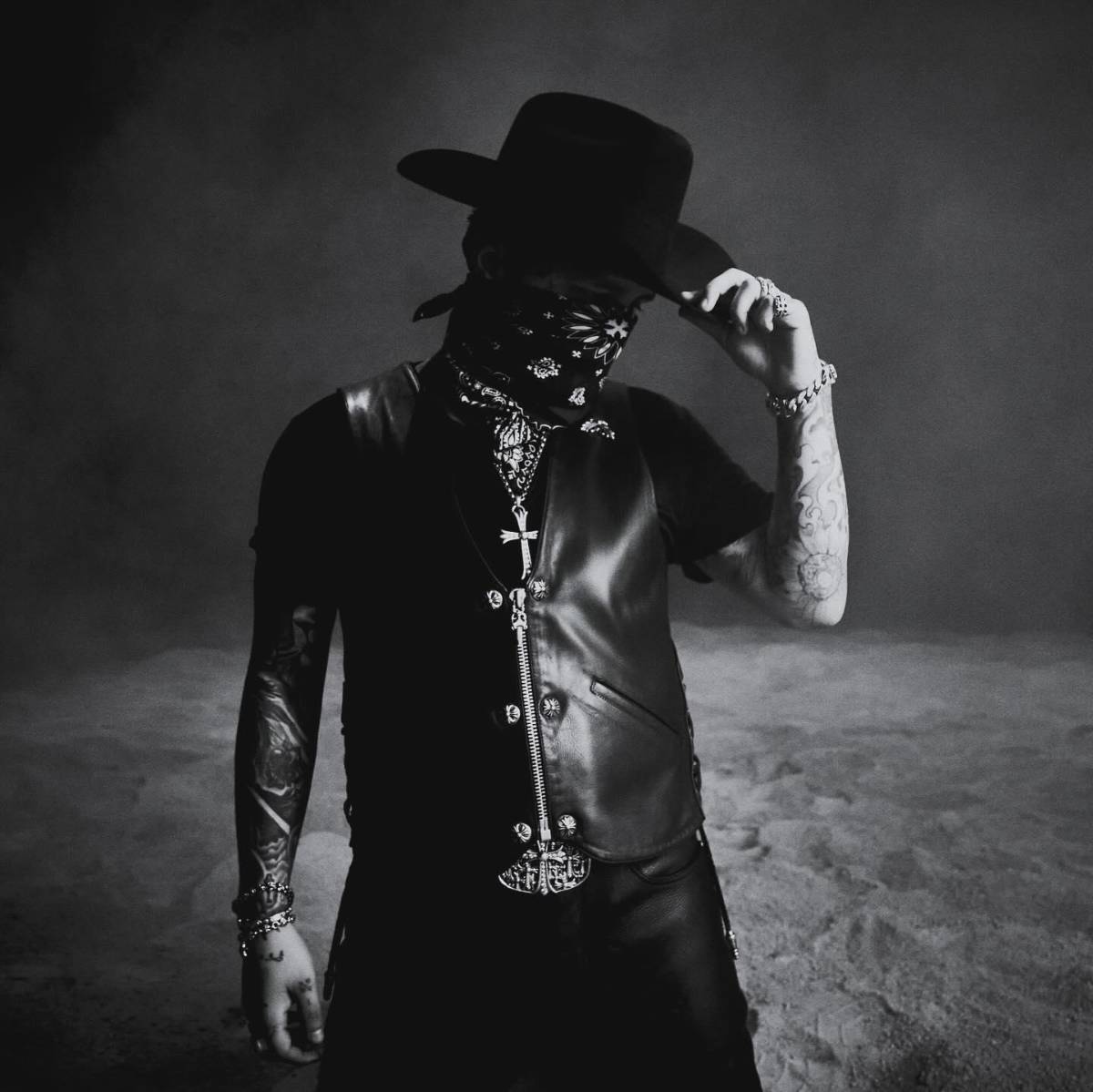 Presenta Christian Nodal su nuevo disco titulado ‘Bandera Blanca’