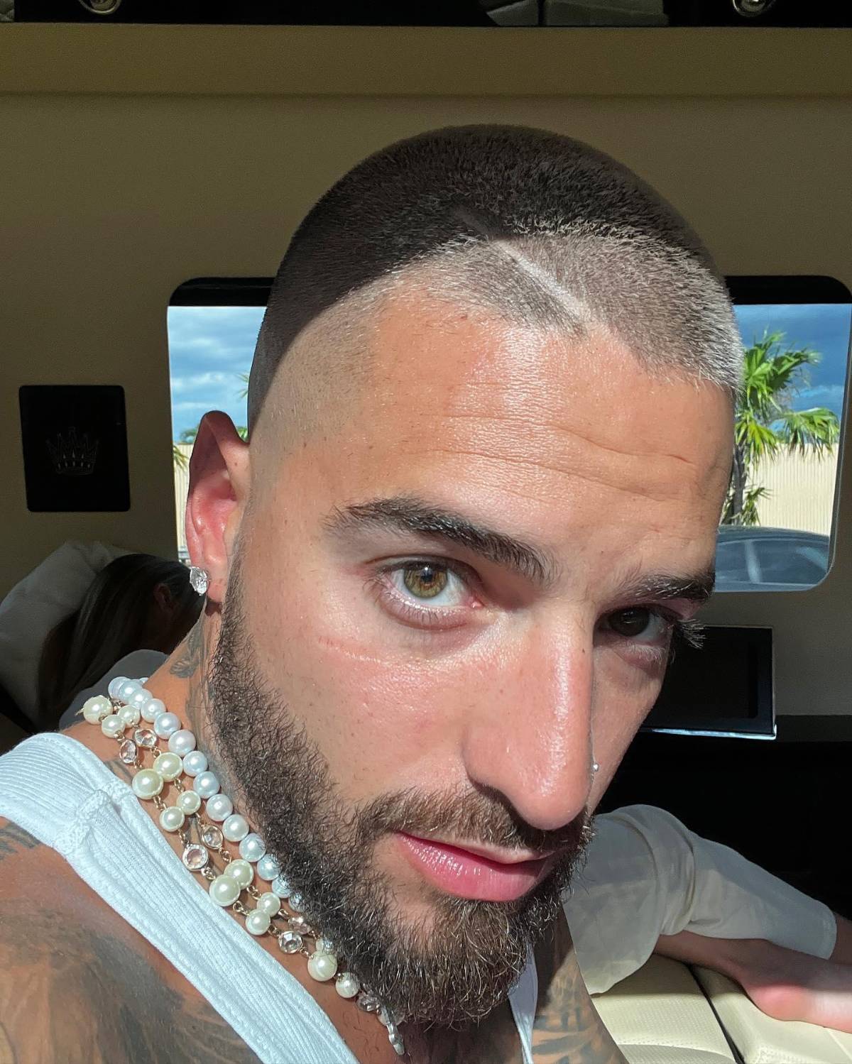 Sorprende Maluma a sus fans con nuevo look
