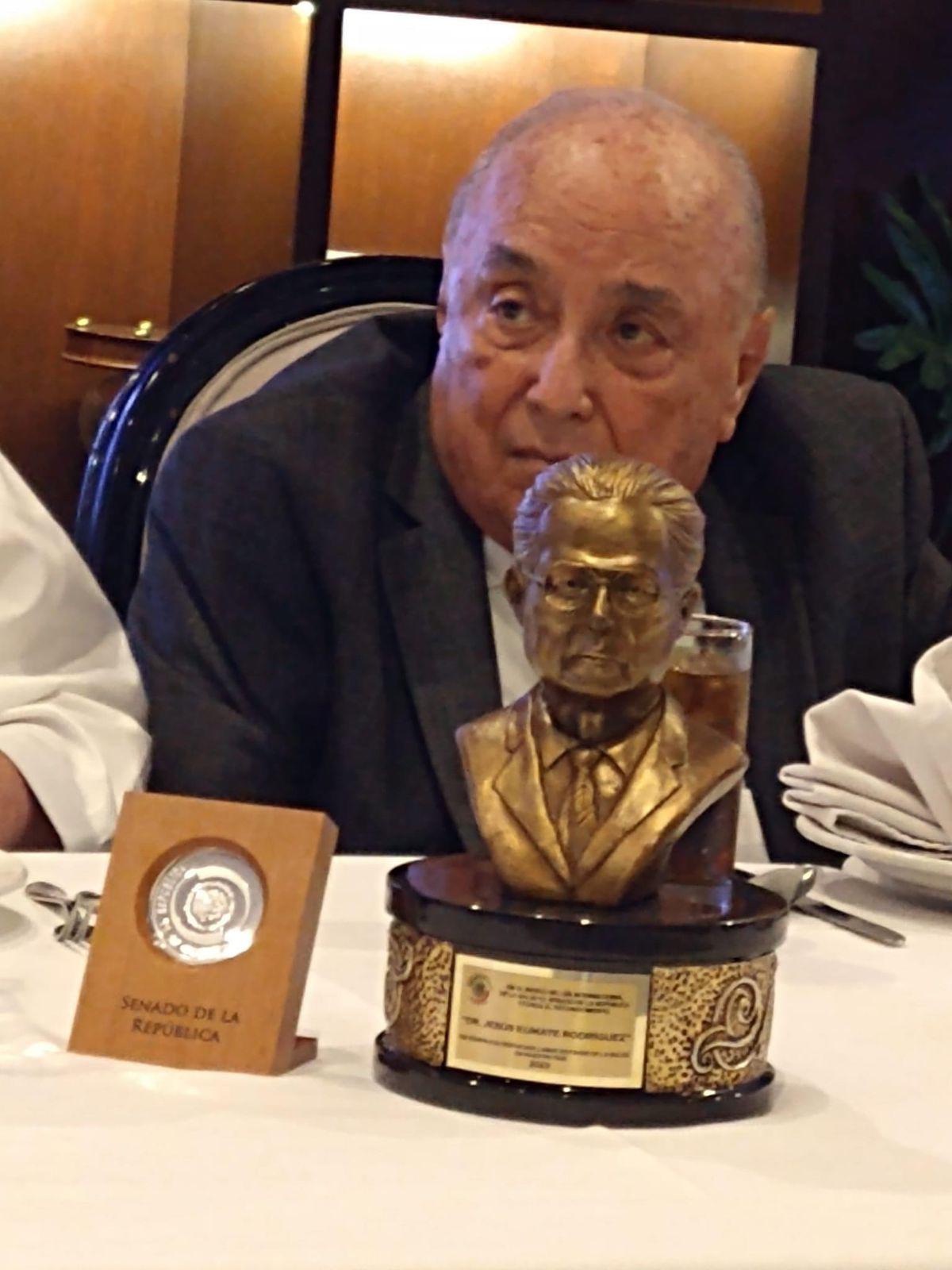 Bridan médicos especialistas una cena-homenaje a Alejandro Llausás Vargas