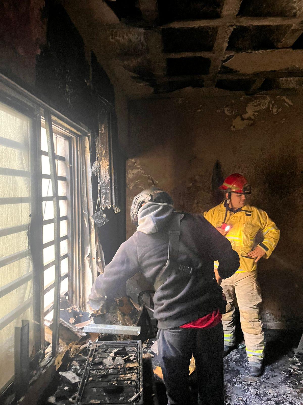 Bomberos rescatan a mujer atrapada en incendio de un edificio en Mazatlán