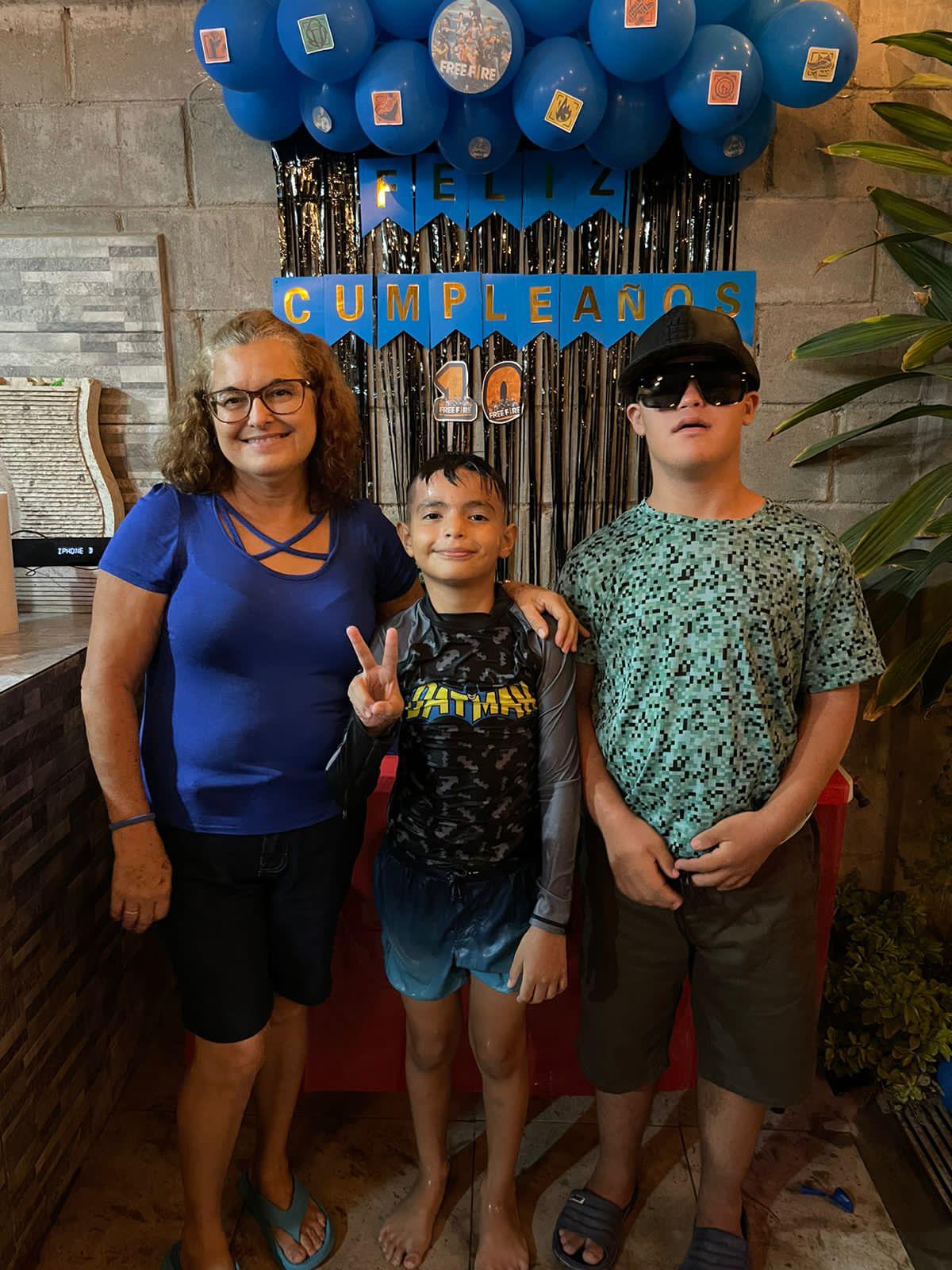 Disfruta José Luis de su festejo acuático