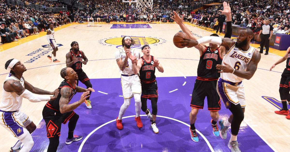 Lakers cae en el regreso de LeBron James