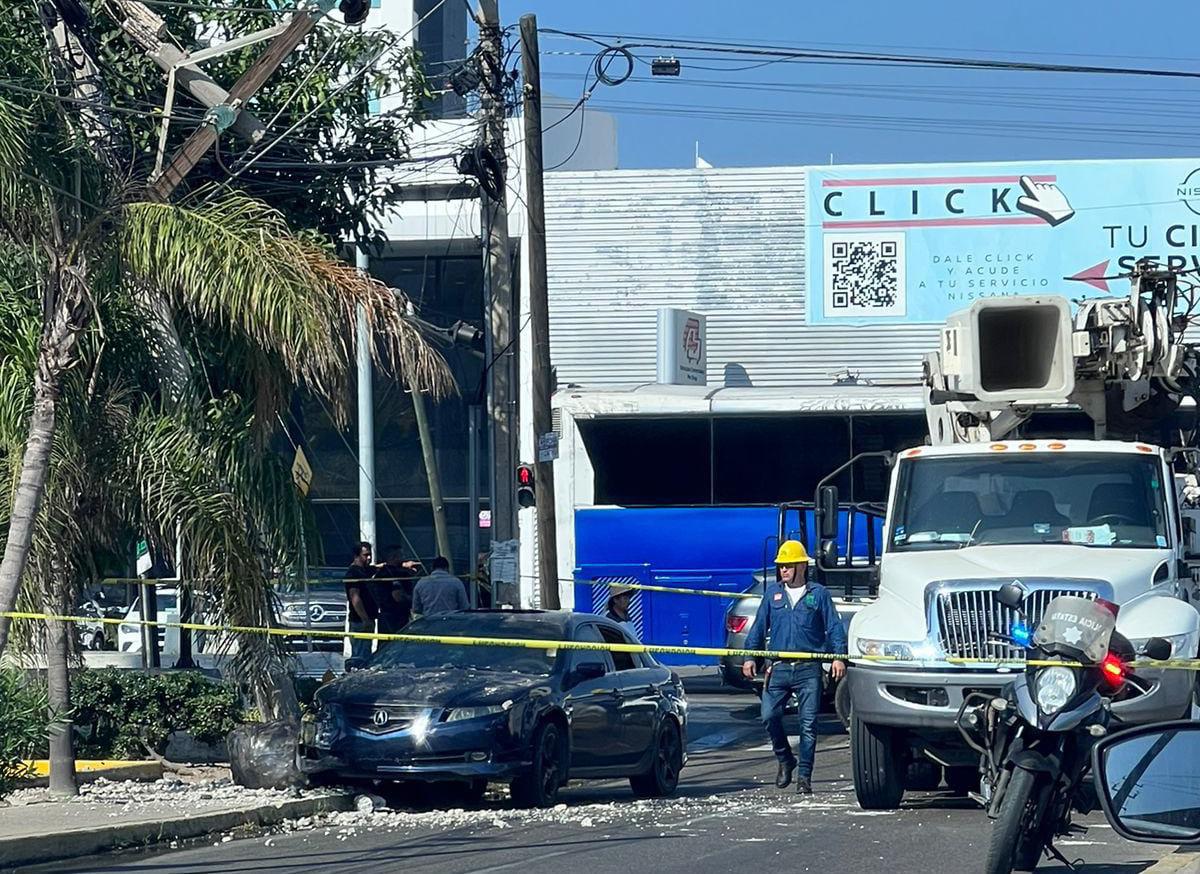 En Mazatlán automóvil choca contra poste de CFE y lo derriba