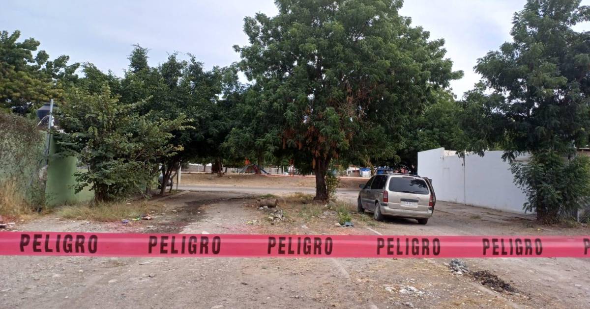 Hallan cadáver envuelto en cobijas dentro de vagoneta en la colonia Capistrano, en Culiacán