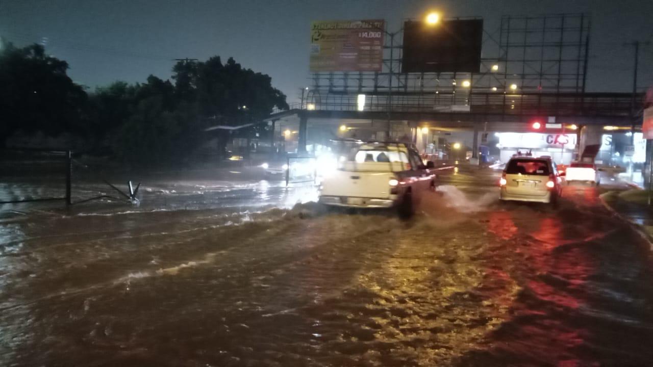 Cae lluvia en Mazatlán con actividad eléctrica