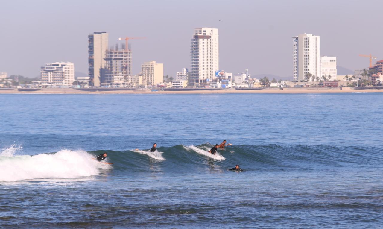 Surfistas cierran 2022 dominando las olas en Mazatlán
