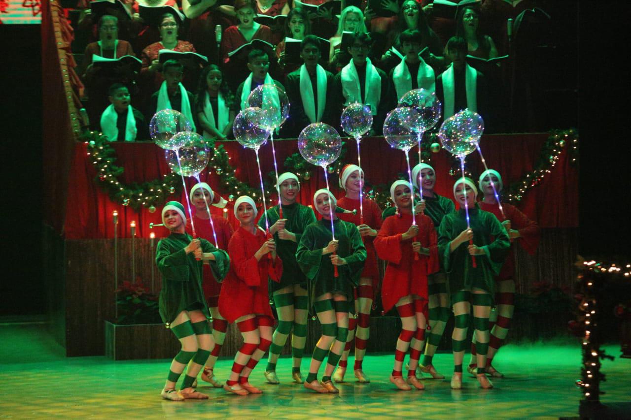 Disfrutan espectacular Gala Navideña al estilo Broadway en Mazatlán