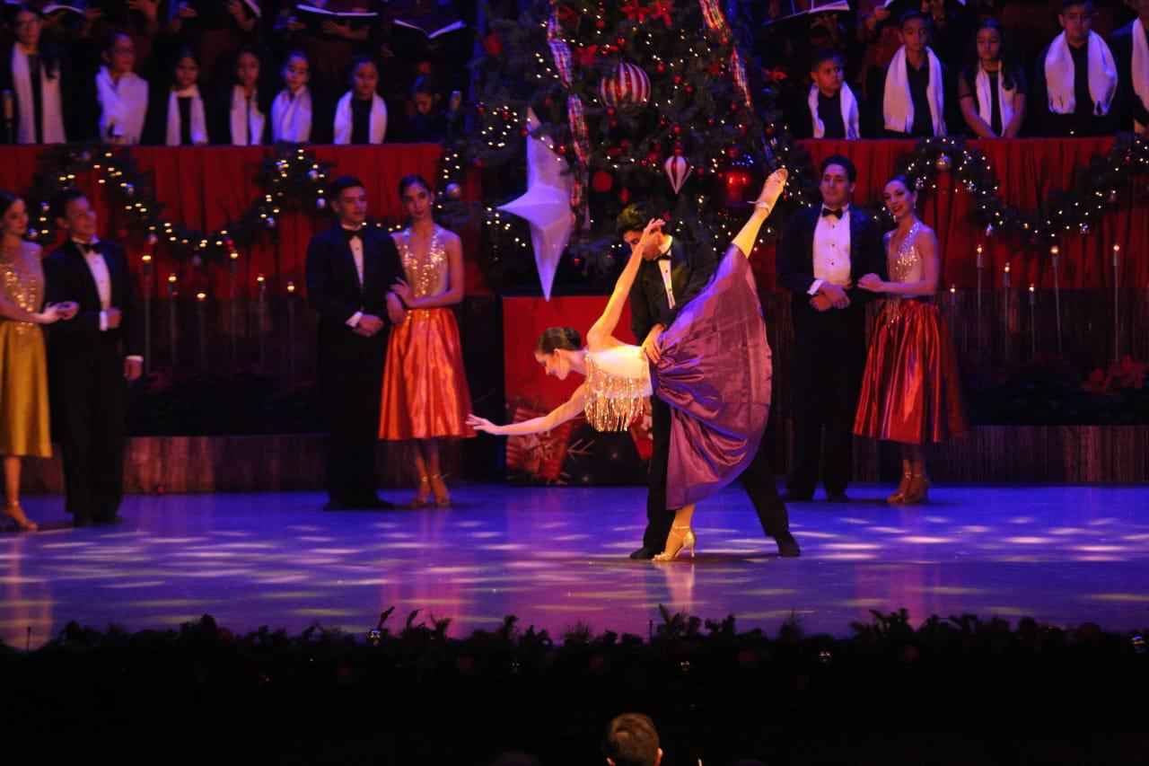 Disfrutan espectacular Gala Navideña al estilo Broadway en Mazatlán