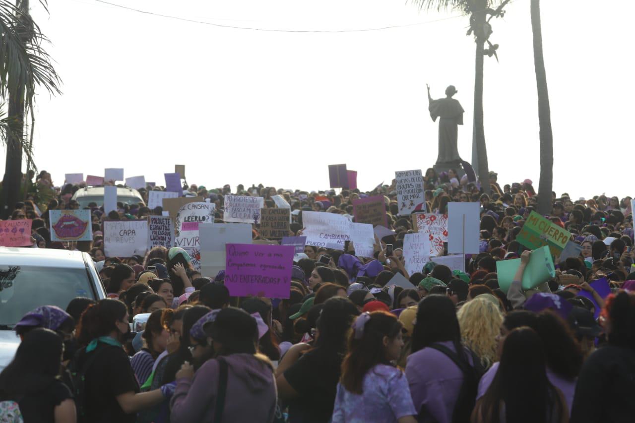 Mujeres toman el paseo costero de Mazatlán para exigir alto a la violencia