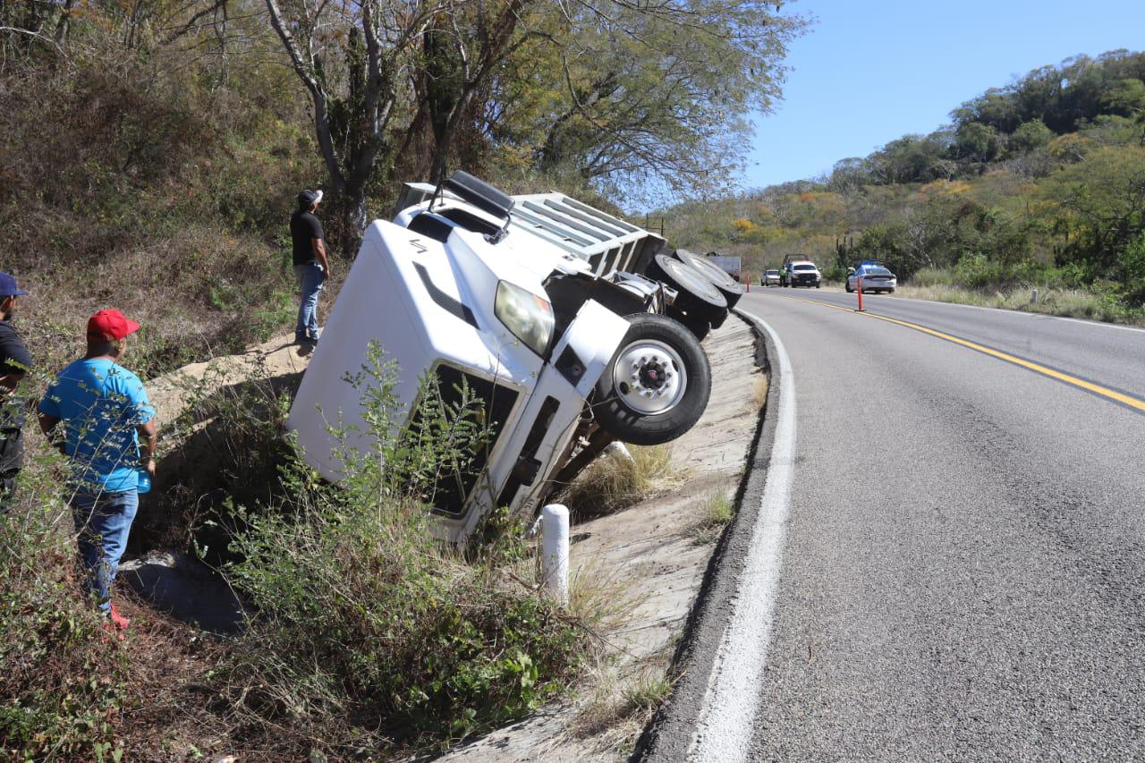 Vuelca camión de volteo cargado de tierra en la Libre Mazatlán-Durango
