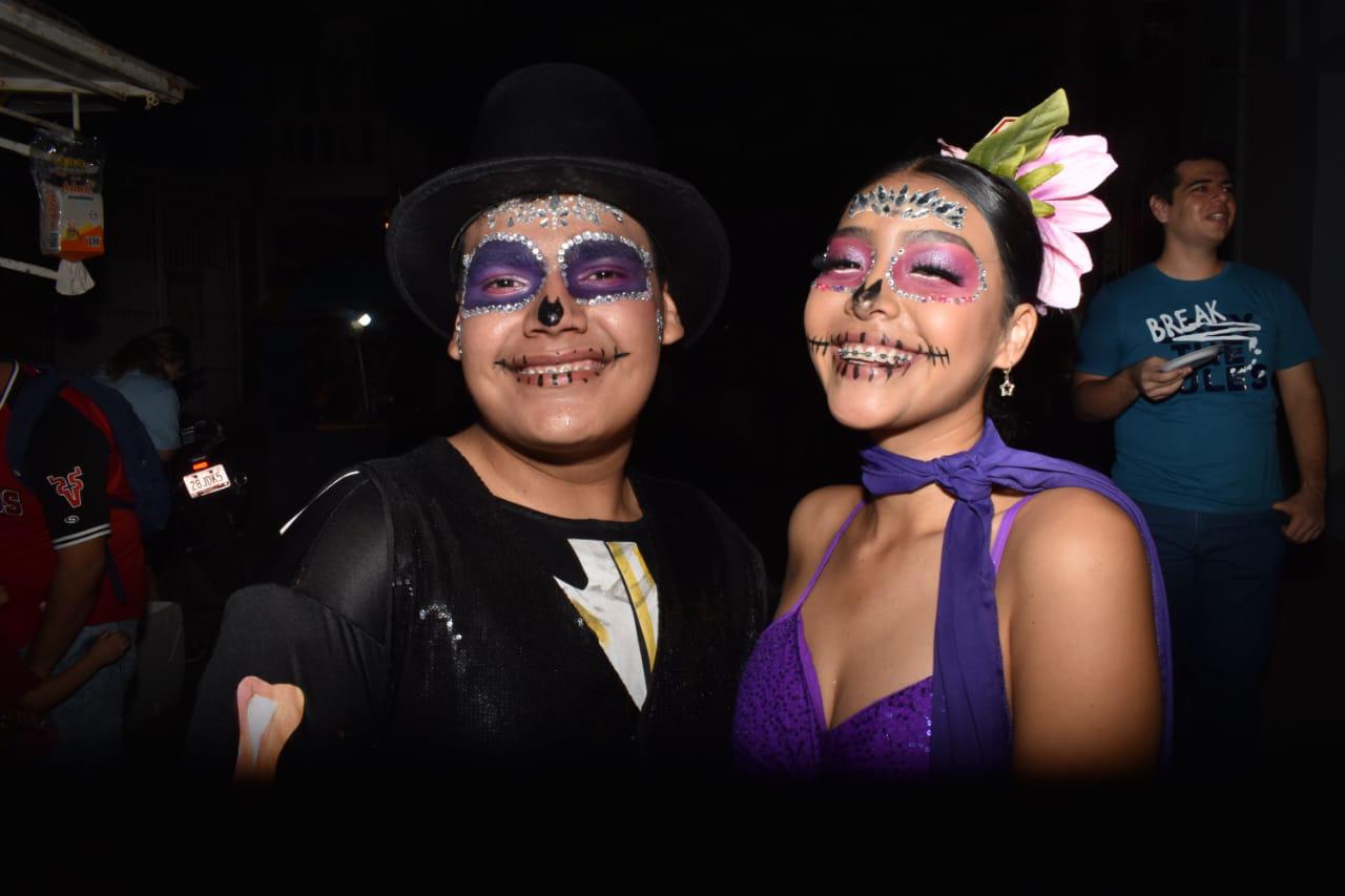 Decenas de locales y turistas disfrutan de la colorida Callejoneada de ...