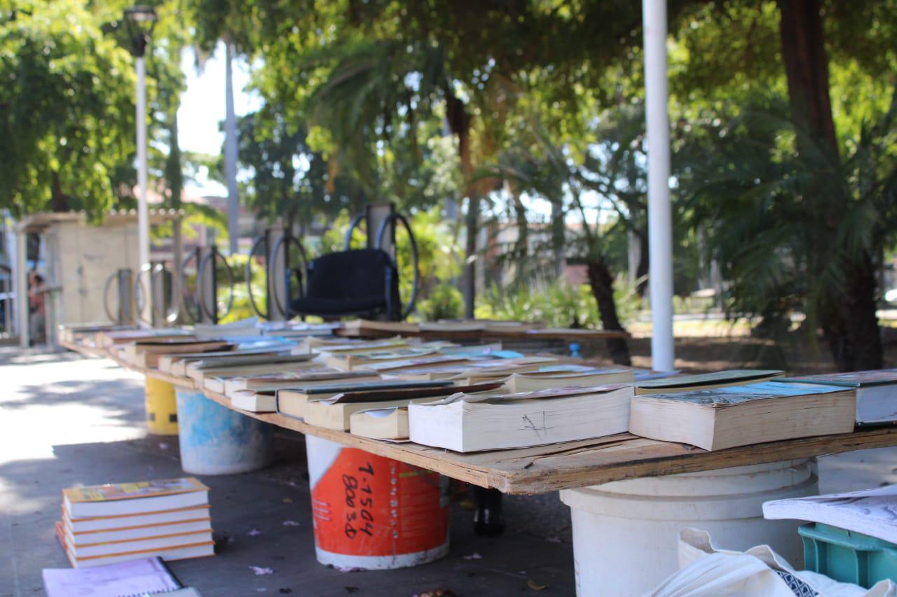 Mario Omar mantiene el negocio de venta de libros que inició un amigo