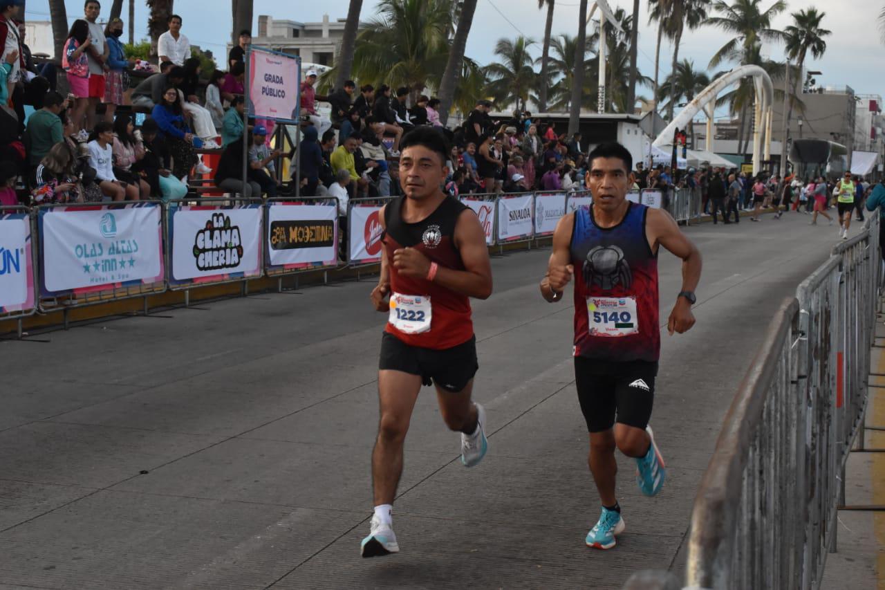 Miles toman el Malecón en el Gran Maratón Pacífico Mazatlán
