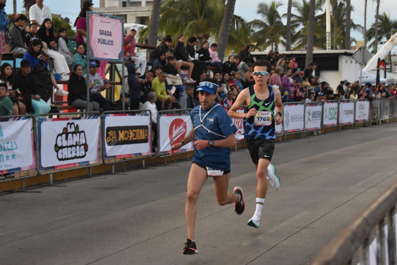 Miles toman el Malecón en el Gran Maratón Pacífico Mazatlán