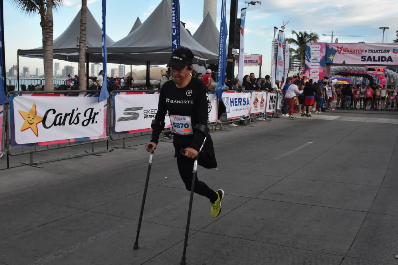 Miles toman el Malecón en el Gran Maratón Pacífico Mazatlán