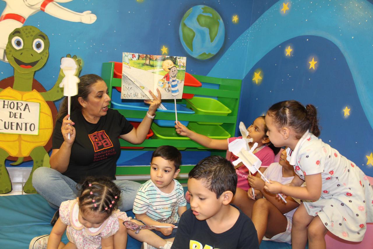 Disfrutan ‘la hora del cuento’ en la Biblioteca Rosa María Peraza