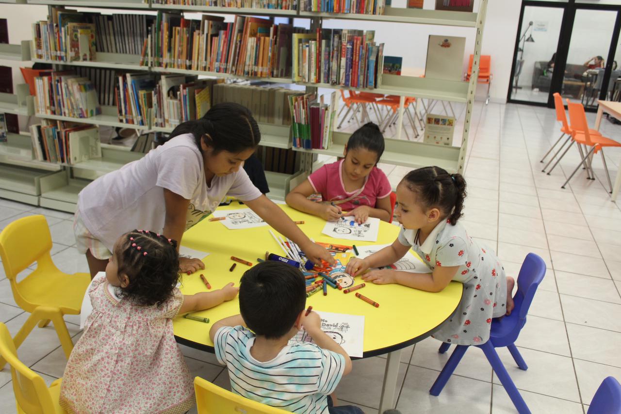 Disfrutan ‘la hora del cuento’ en la Biblioteca Rosa María Peraza