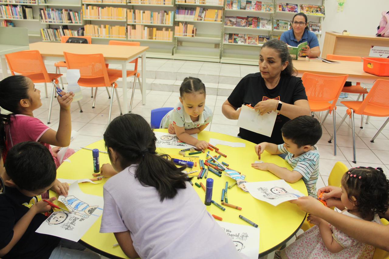 Disfrutan ‘la hora del cuento’ en la Biblioteca Rosa María Peraza