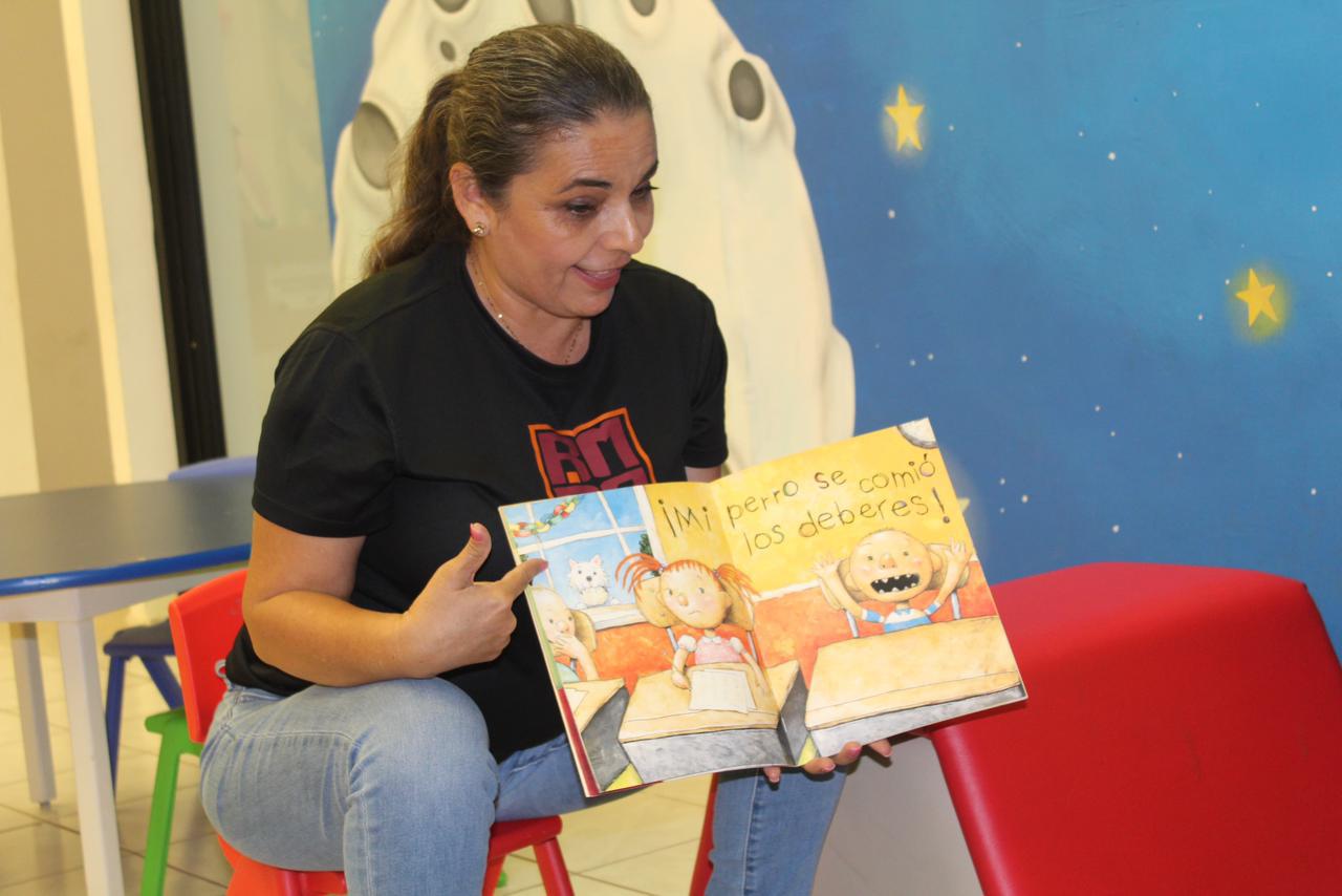 Disfrutan ‘la hora del cuento’ en la Biblioteca Rosa María Peraza
