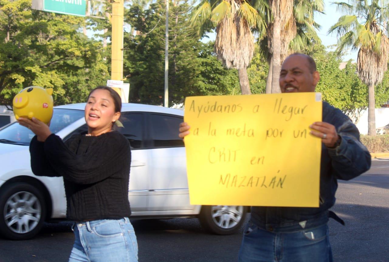 Toman de nuevo los cruceros de Mazatlán para botear para lograr la meta ...