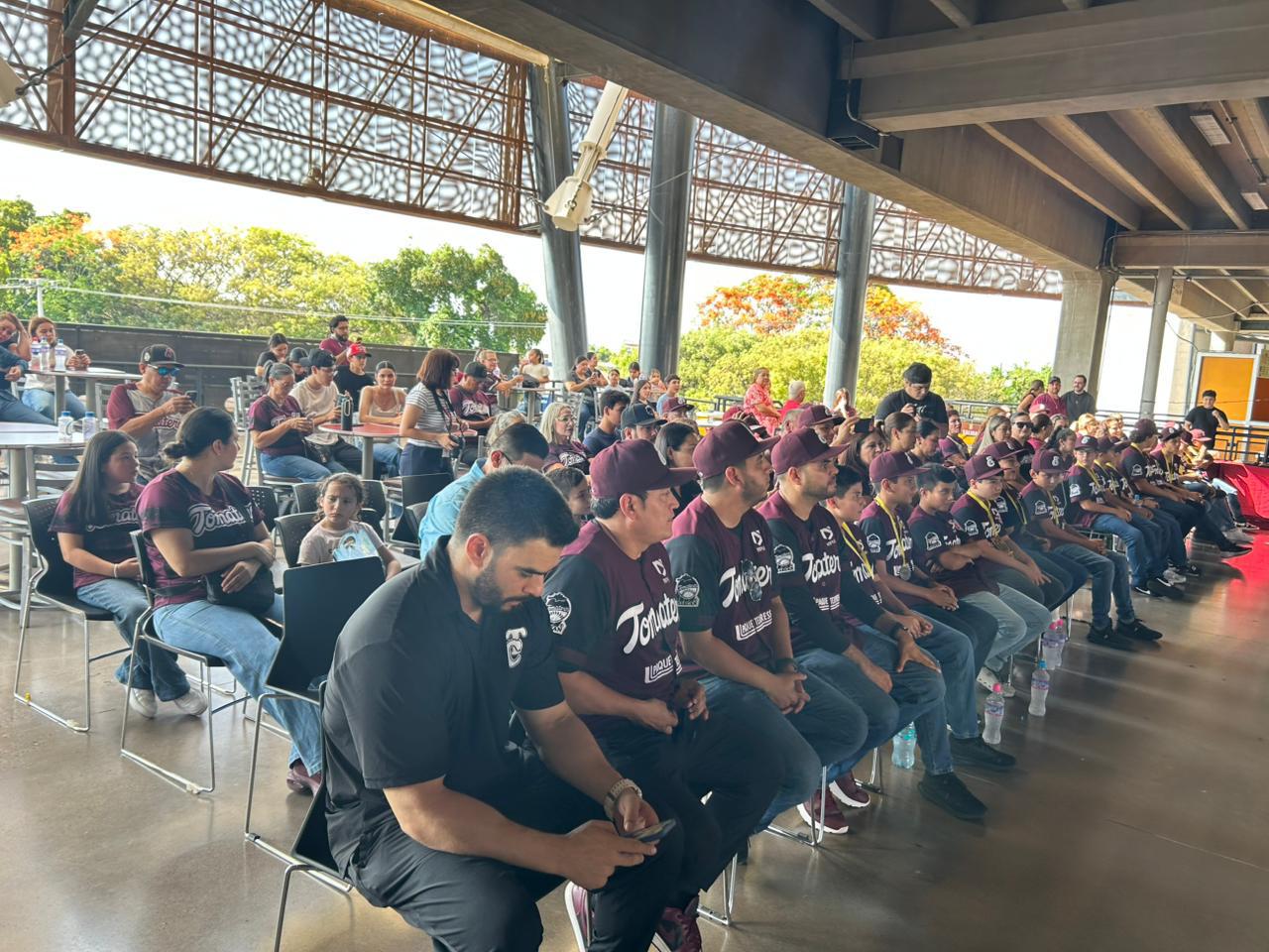 Recibe Club Tomateros a sus Tomateritos campeones tras triunfar en ...