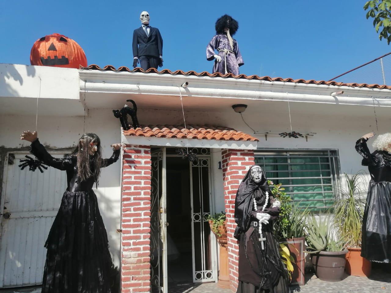 Gilberto muestra su talento para asustar en Halloween con casa llena de ...