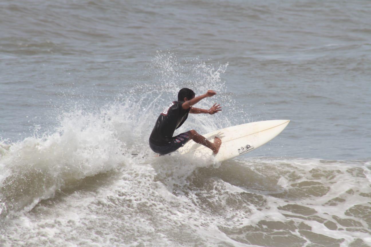 Surfistas mazatlecos retan al mar, que arrastra olas de hasta 4 metros