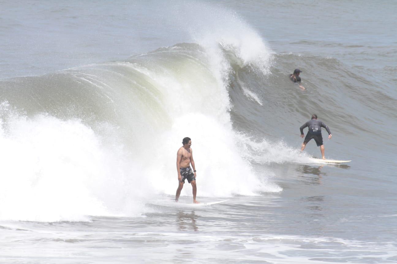 Surfistas mazatlecos retan al mar, que arrastra olas de hasta 4 metros