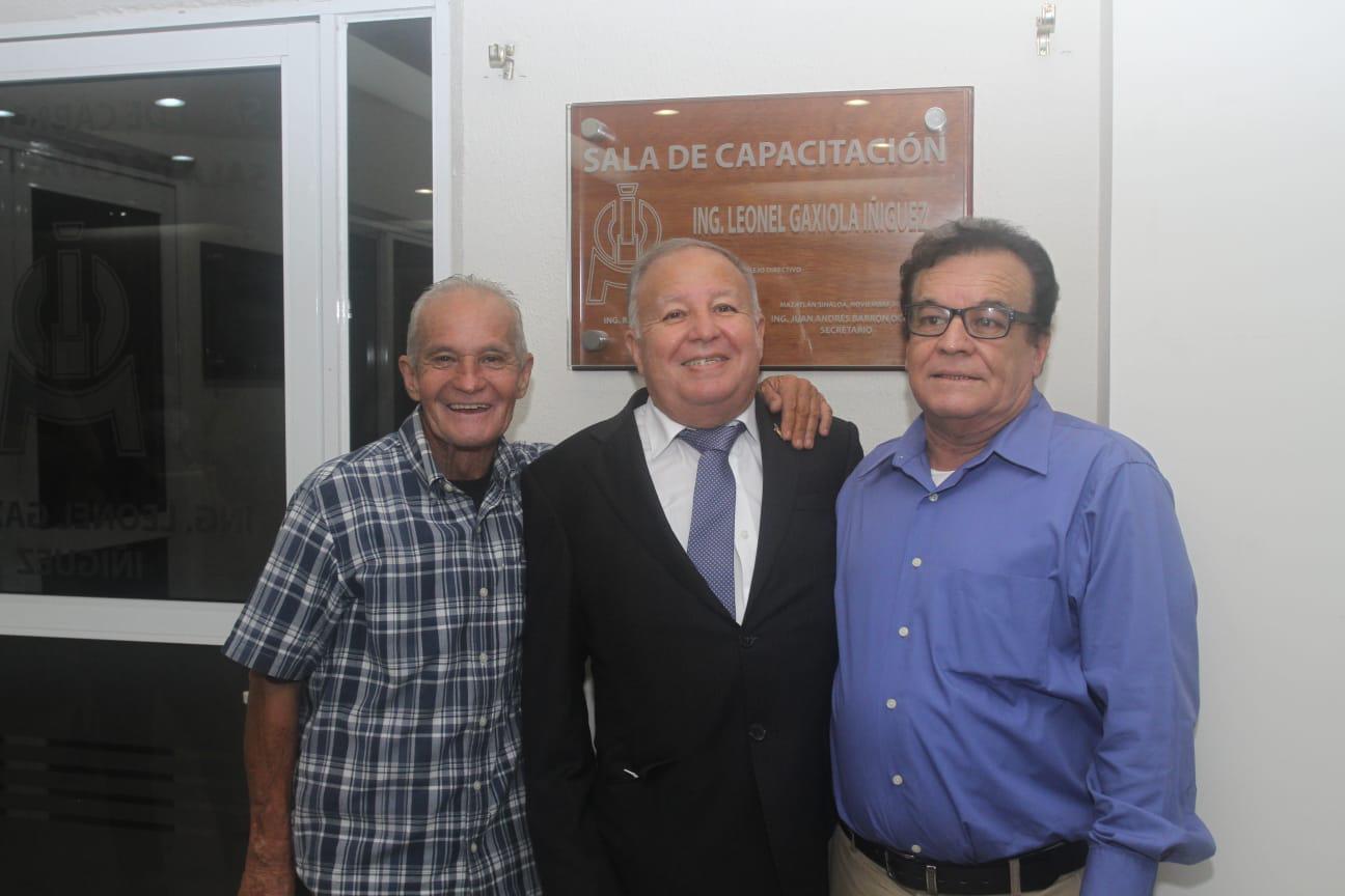 Leonel Gaxiola Íñiguez devela placa en su honor