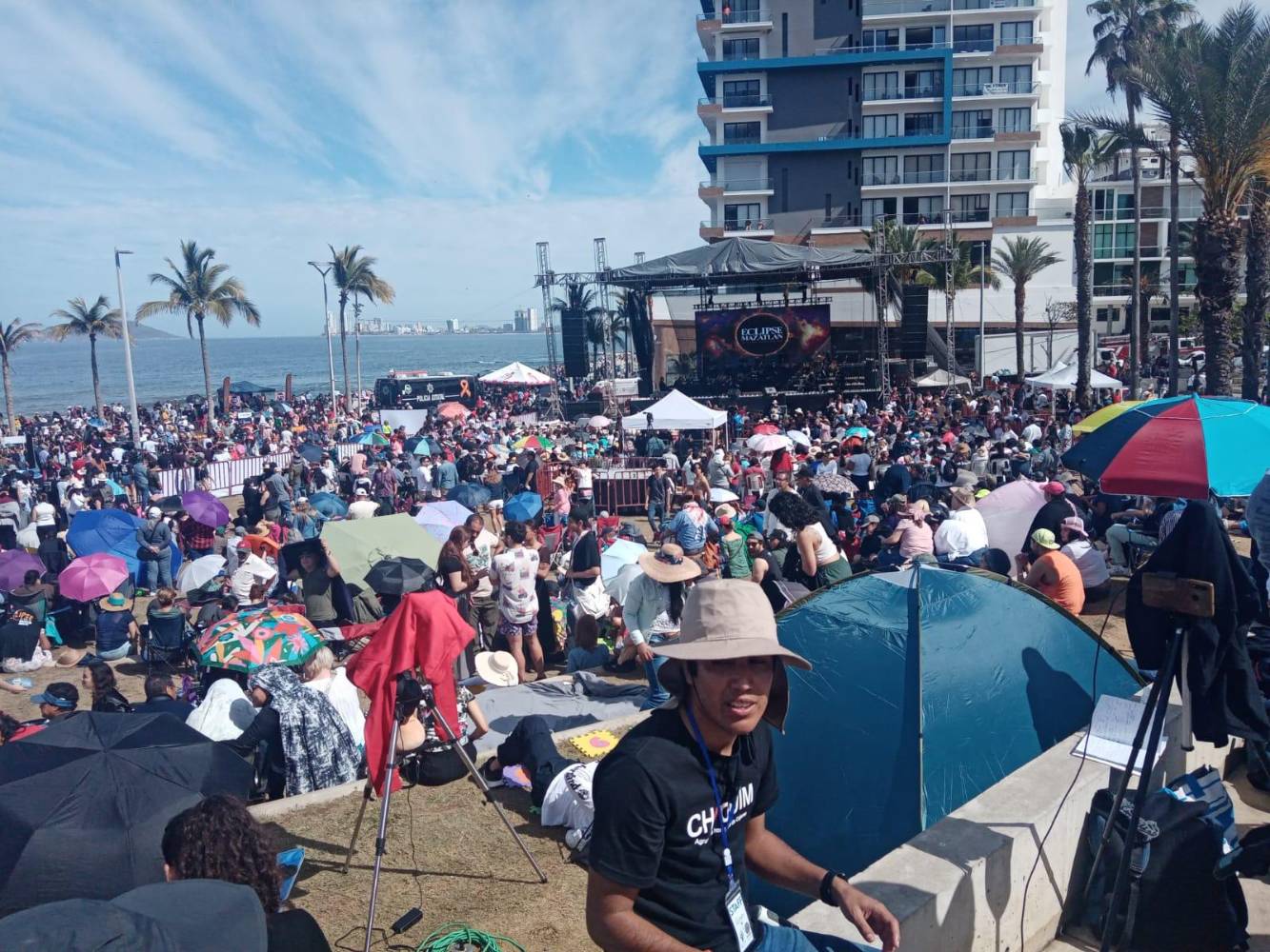 Locales y visitantes disfrutan del eclipse en el Parque Ciudades ...
