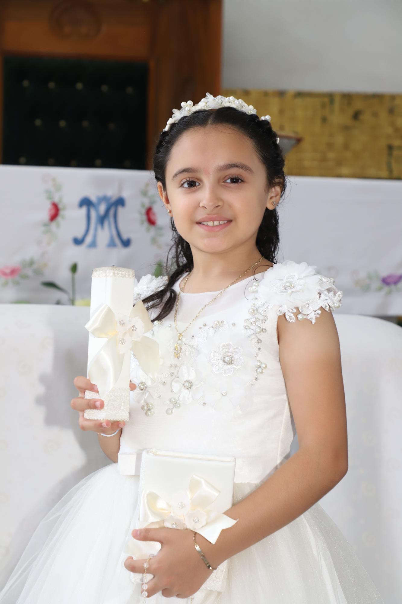 Victoria Suárez celebra su primera comunión