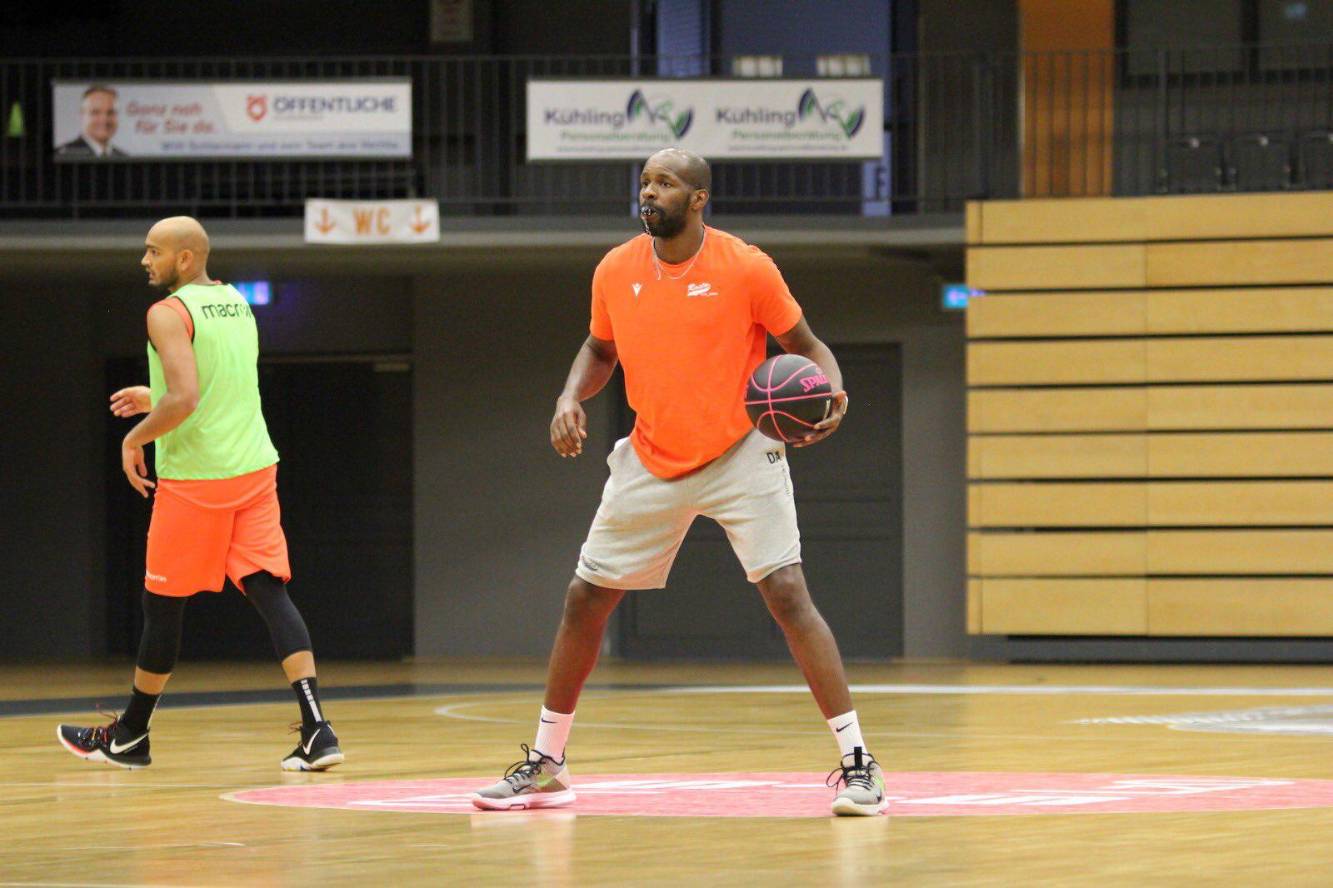 Venados Basketball tiene nuevo coach, Derrick Allen