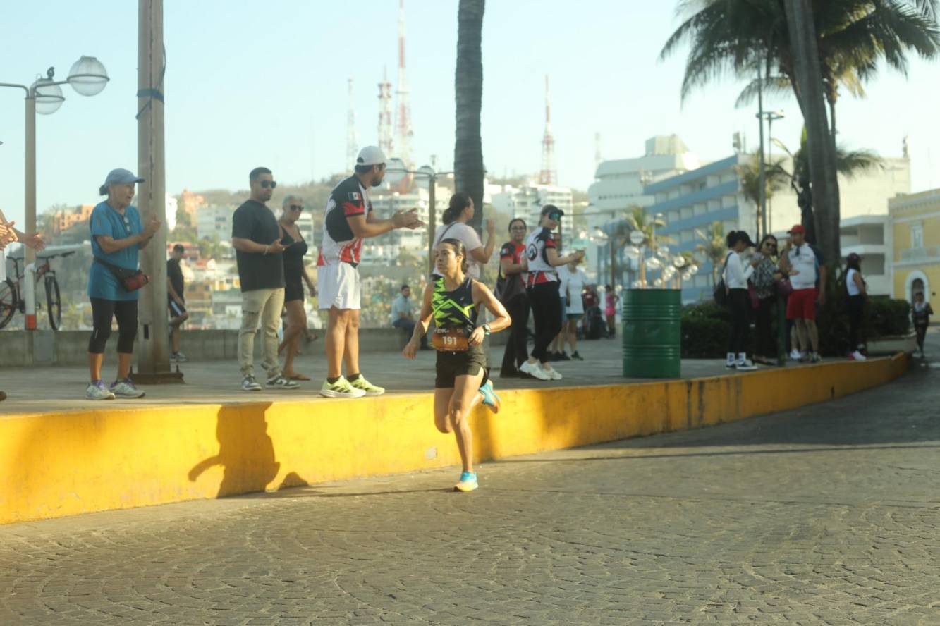 Ana Llorente y Javier Labrador brillan en la Carrera IPN OnceK en Mazatlán
