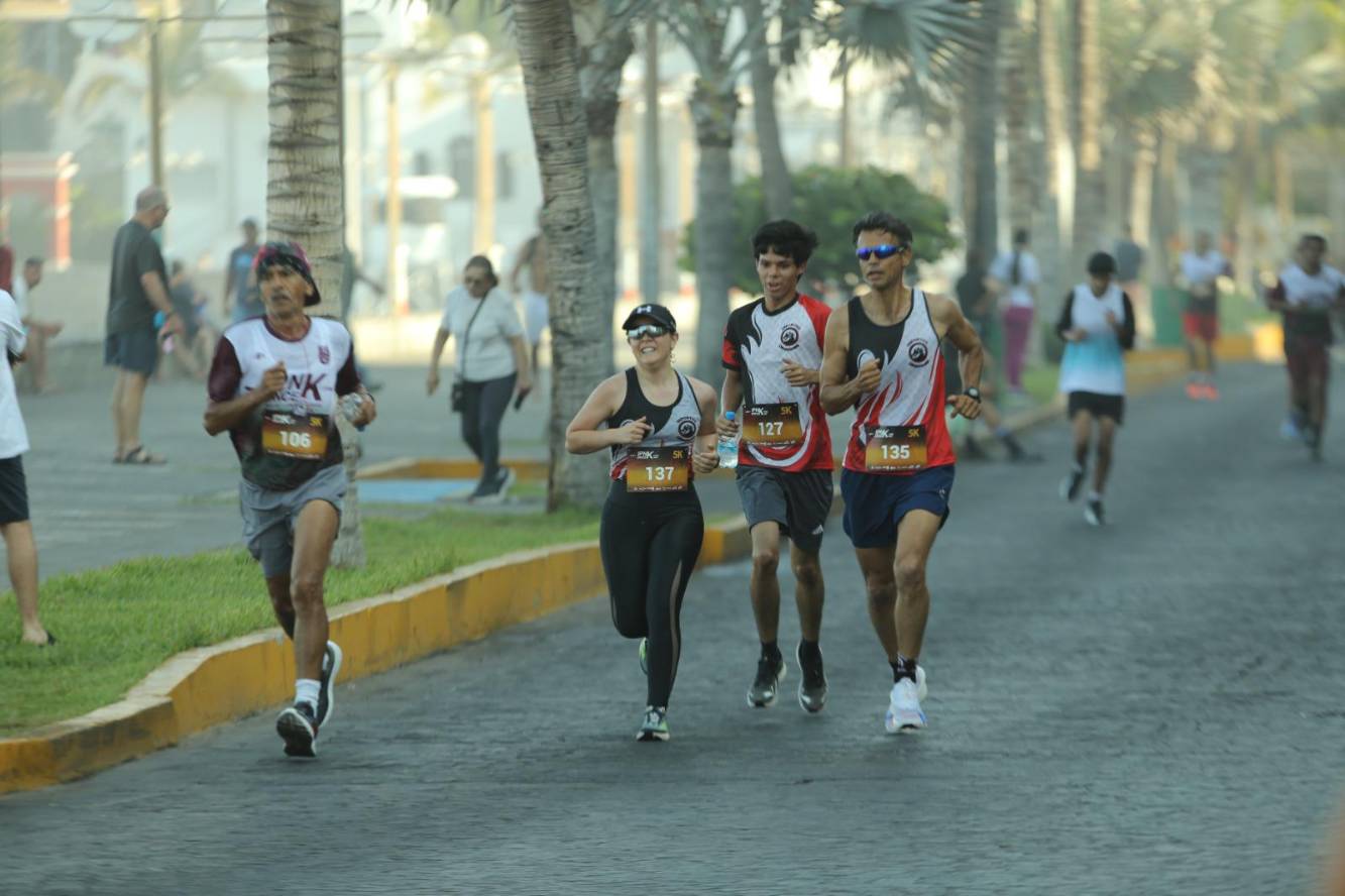 Ana Llorente y Javier Labrador brillan en la Carrera IPN OnceK en Mazatlán