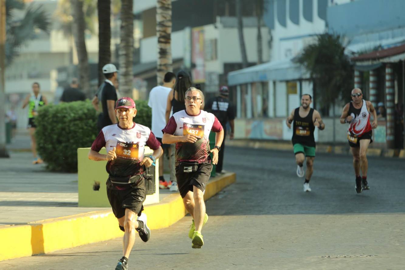 Ana Llorente y Javier Labrador brillan en la Carrera IPN OnceK en Mazatlán