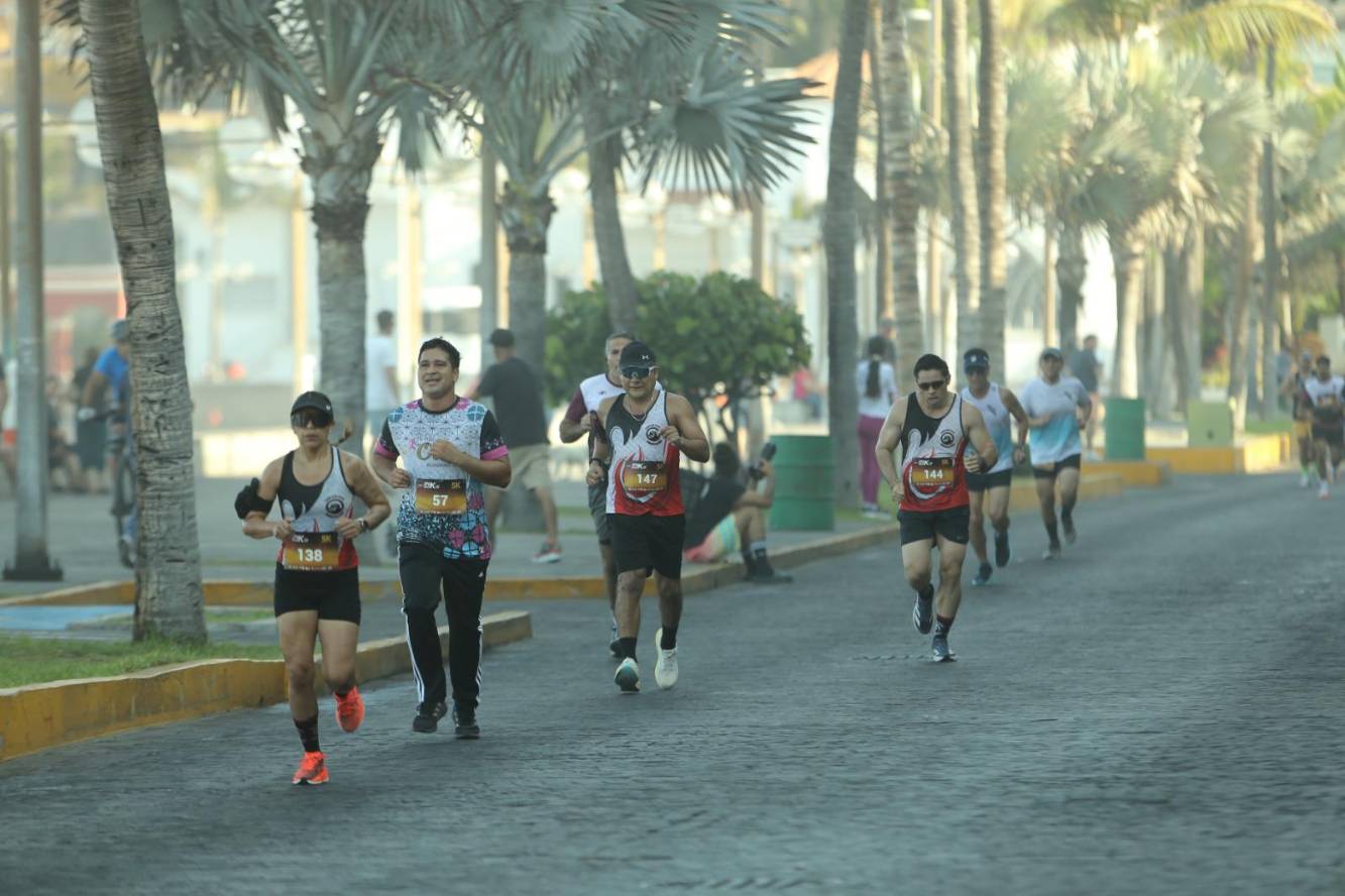 Ana Llorente y Javier Labrador brillan en la Carrera IPN OnceK en Mazatlán